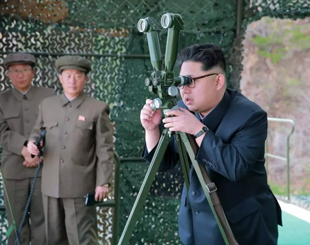 Non content d'avoir l'indignité de seulement quatre yeux, Kim Jong-un fait appel à l'aide de l'armée pour élever son statut divin à celui de six yeux. Sa montre n'a jamais été aussi féminine que maintenant.