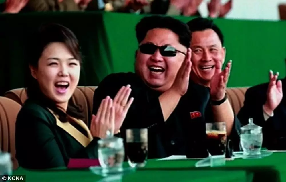 Kim Jong-un is net allinich in fan fan kompetitive poker, mar hy is ek in fûle konkurrint mei in behearsking foar taktysk bluffen. Mar hy sil dy fermoardzje as er net wint.