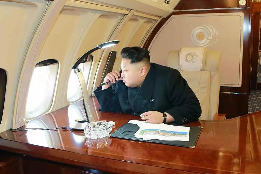 Мы почти уверены, что это северокорейская версия Air Force One, где высшие партийные лидеры пользуются редкими даже в Америке свободами, такими как курение на борту.