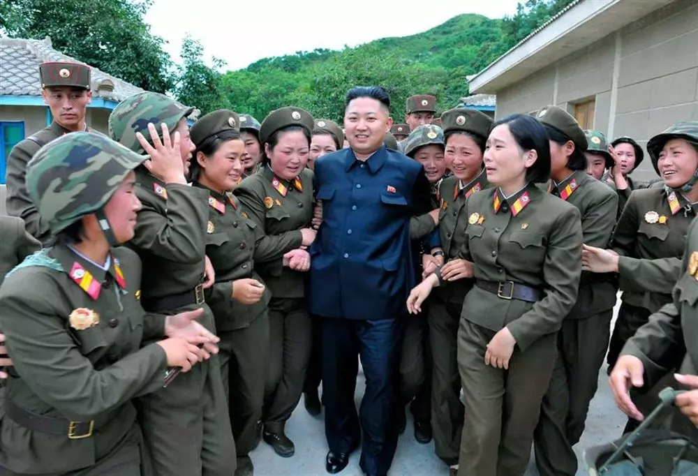 किम जोंग-इल अपने दुबले-पतले 20 के दशक में, जाहिर तौर पर उत्तर कोरिया की जन्म दर में सकारात्मक वृद्धि में अपना योगदान देकर राज्य की सेवा कर रहे थे।