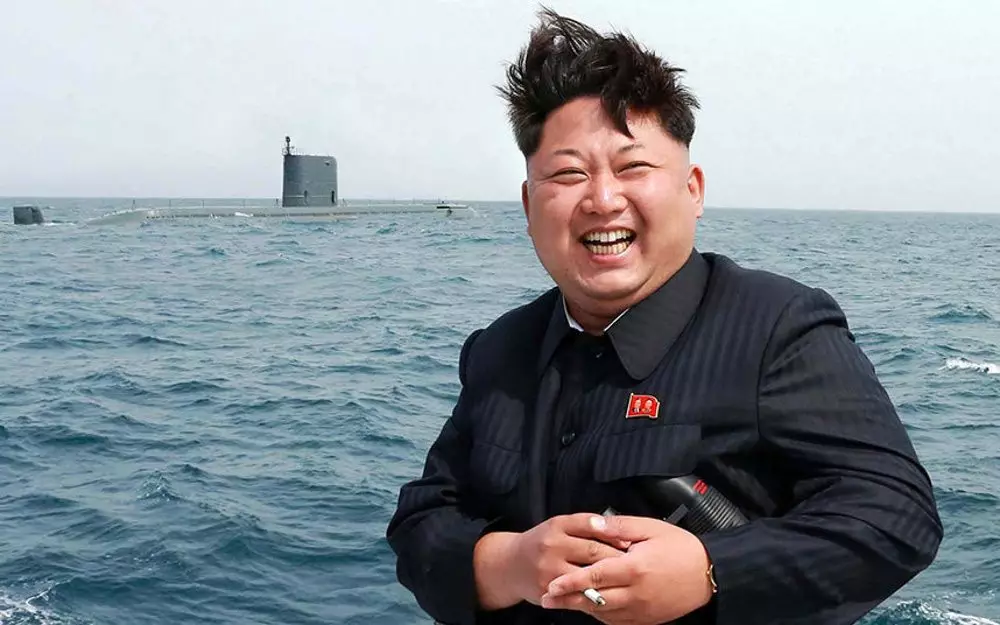 Nespočet galonů nafty se vyplýtvá pokaždé, když Kim Čong-un přichází na palubu jedné z ponorek v severokorejské malé námořní flotile. Nálada nejvyššího vůdce se často výrazně zlepší, když se plavidlo vynoří, aby se rychle zakouřilo a bylo vystaveno čerstvému mlhavému oceánskému vzduchu.