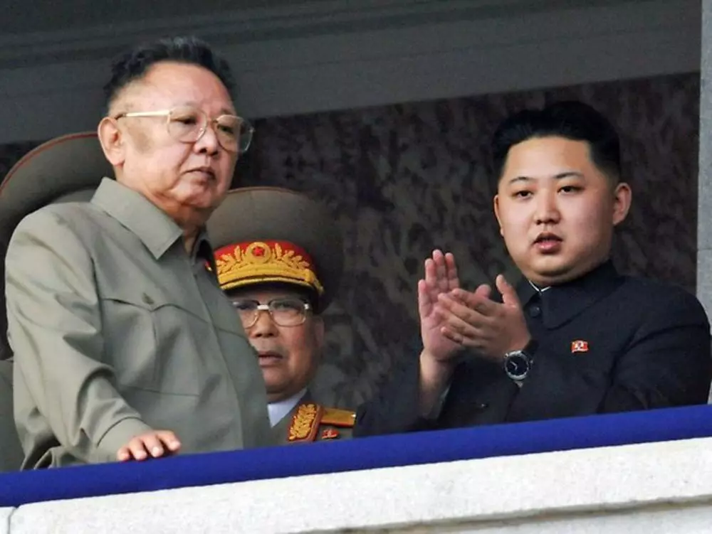 Dilihat bersama bapanya yang semakin tua, Kim Jong-un melihat pelukan kuasa yang akan datang dan tertanya-tanya apakah orang penjahat super James Bond akan membandingkannya dengannya dahulu.