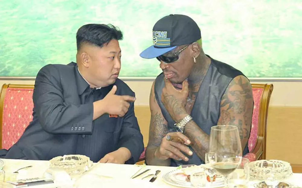 Den Dennis Rodman, deen de Mega-Fan Kim Jong-un op villen a begleet huet