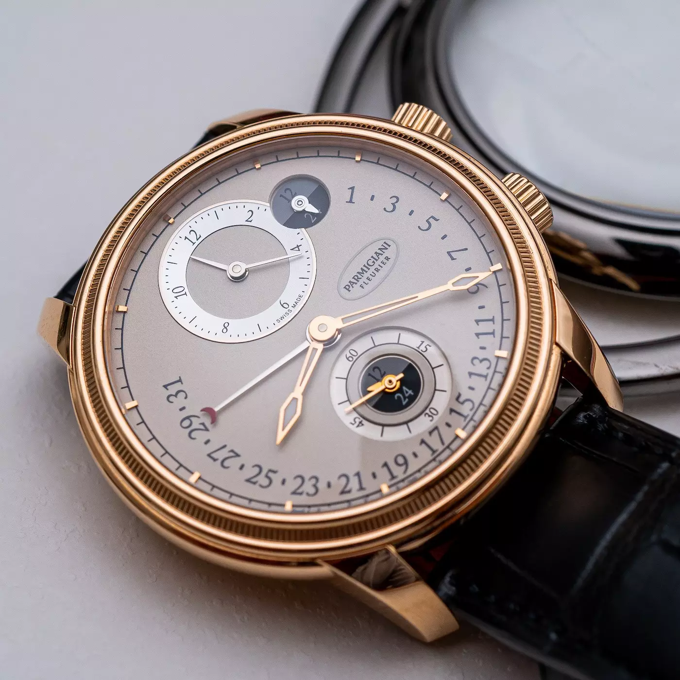 parmigiani fleurier нимкураҳои торики ретроградӣ