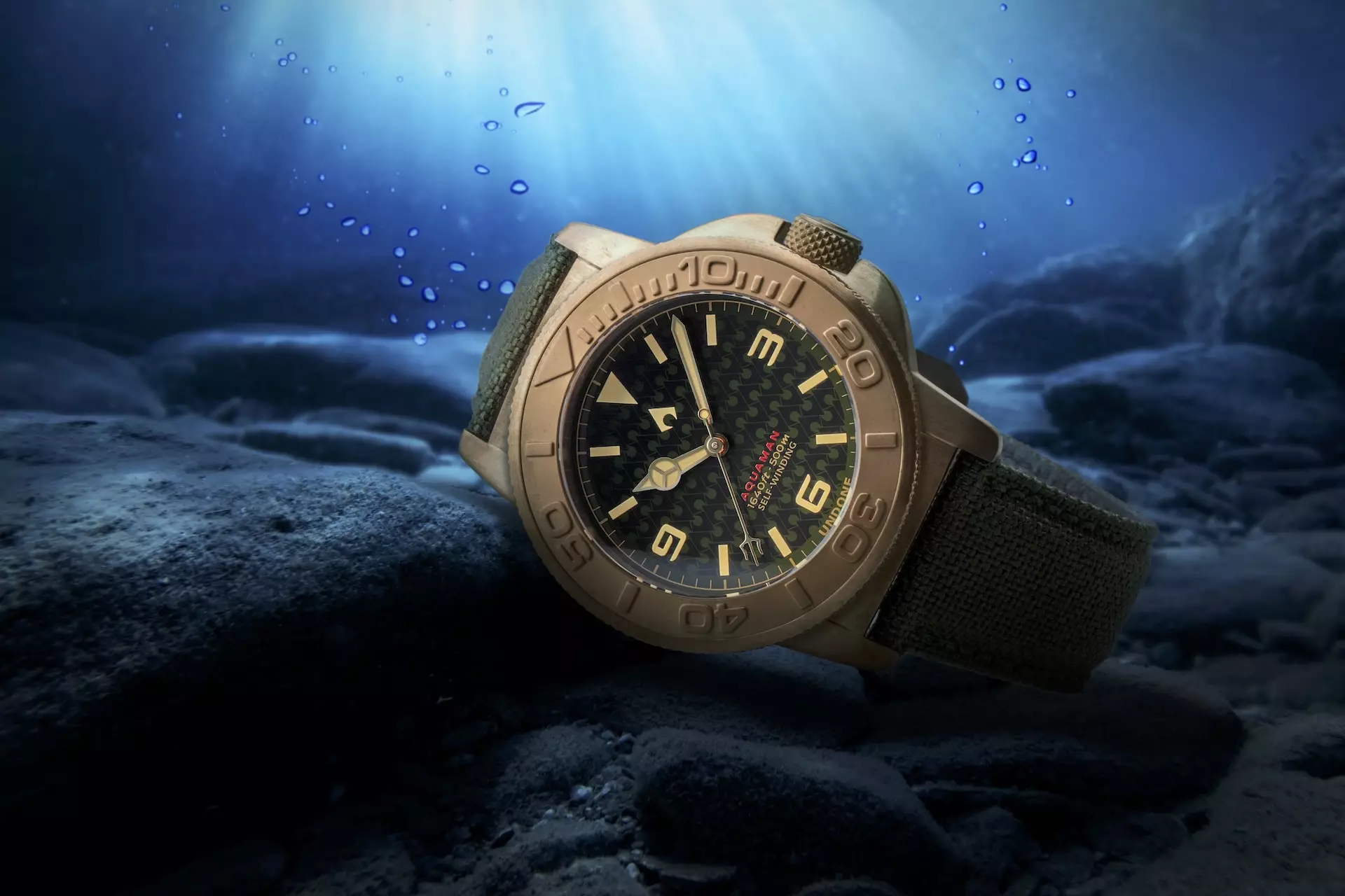 UNDONE Aquaman vzdává hold ochránci hlubin potápěčskými hodinkami v bronzovém pouzdře