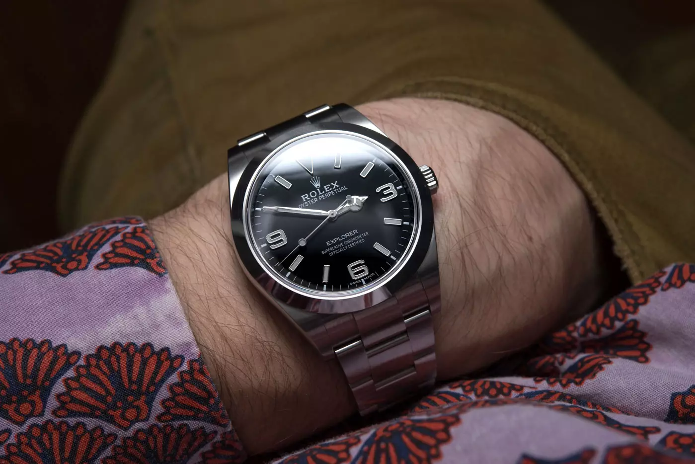 Rolex Explorer I 214270 ar chaol na láimhe