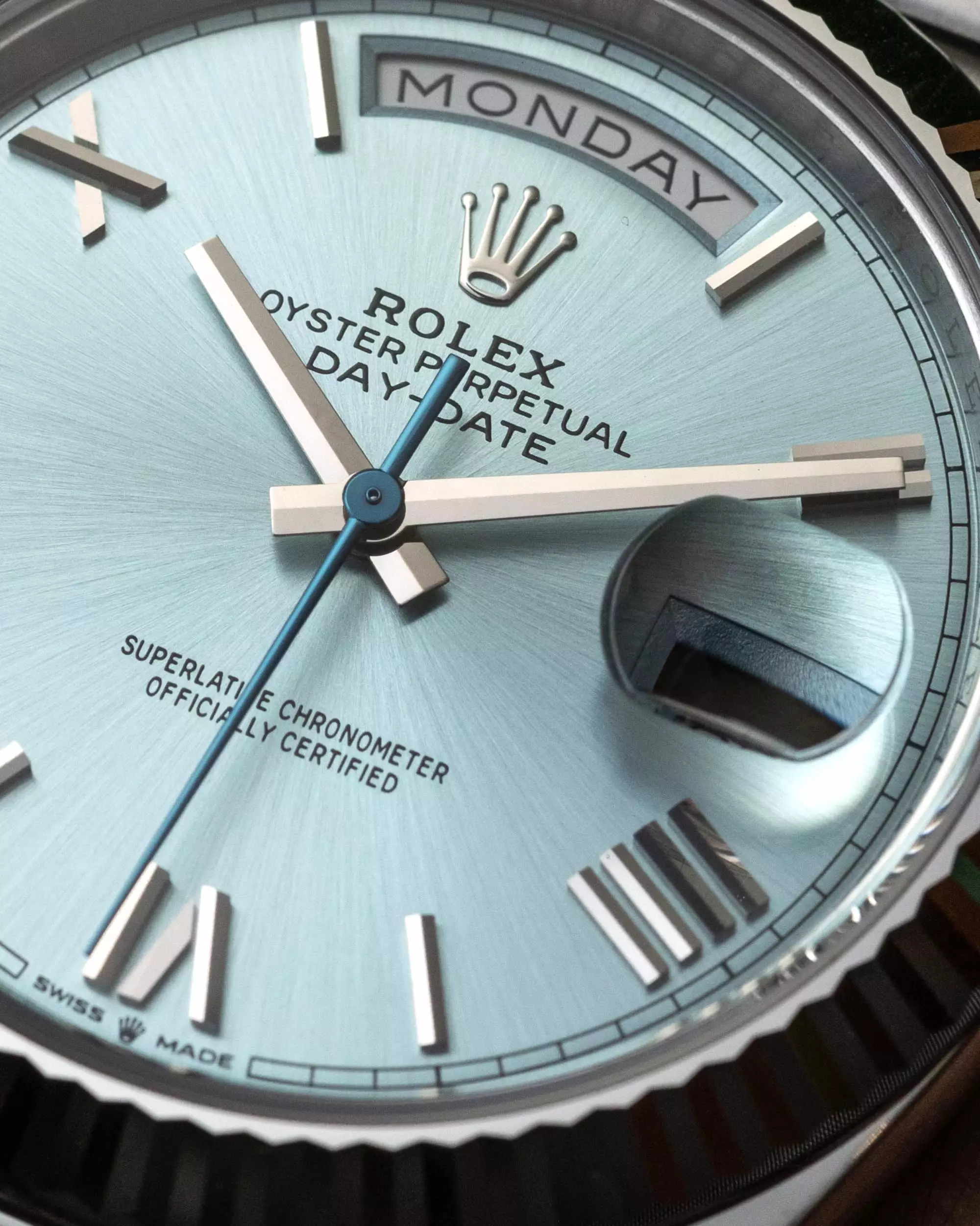 Praktično: razložene platinaste ure Rolex Day-Date 36 in Day-Date 40 z nagubanim okvirjem 1105_2