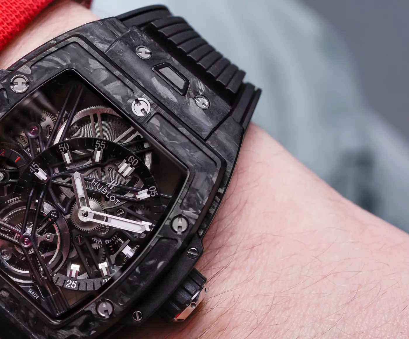 Ọwọ-Lori: Ẹmi Hublot Ti Big Bang Tourbillon Carbon Black & Awọn iṣọ buluu 11244_5