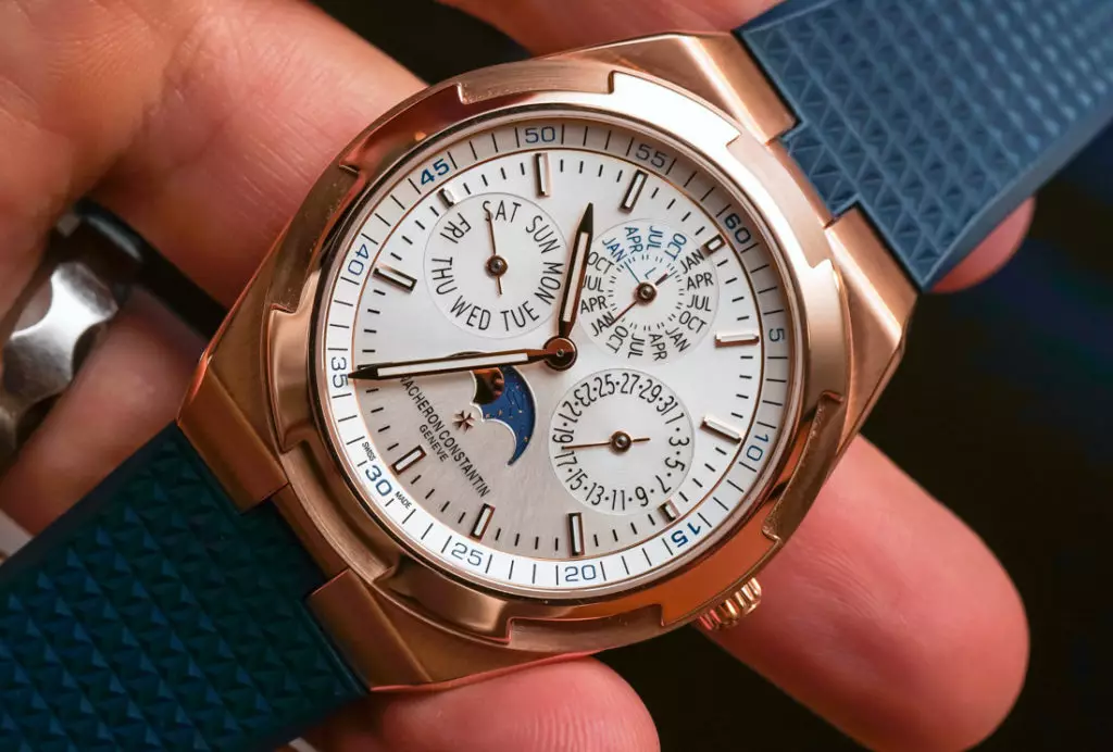 Montre Vacheron Constantin Overseas Quantième Perpétuel Ultra-Plate en main