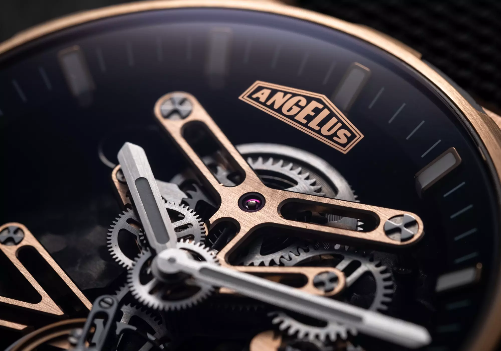 Angelus presenta l'orologio Tourbillon volante in oro e carbonio 1162_3