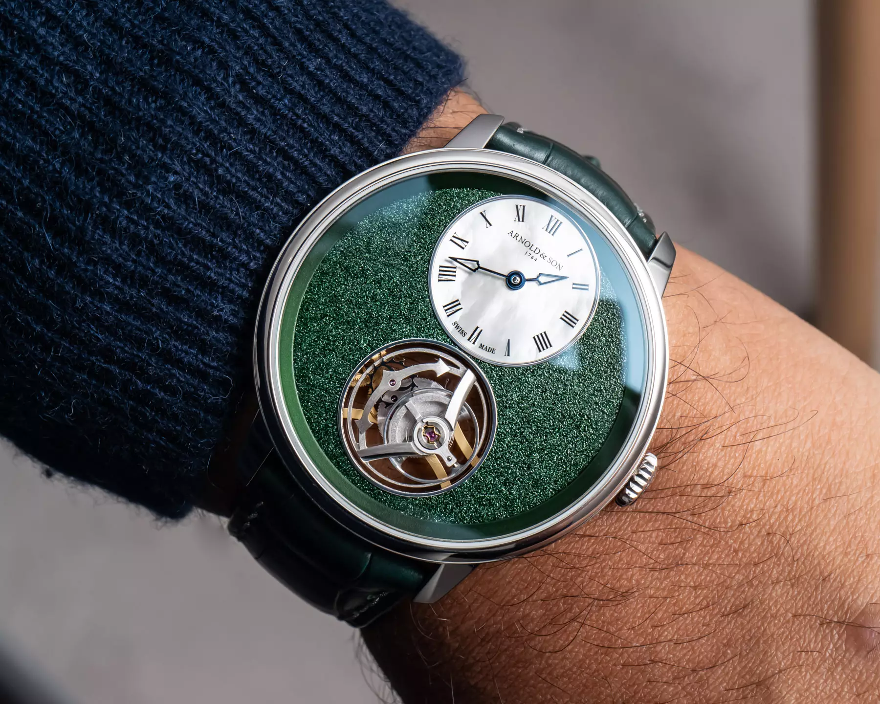 Практичний огляд: надтонкі годинники Arnold & Son з турбійоном із двох нових дорогоцінних металів 1166_4
