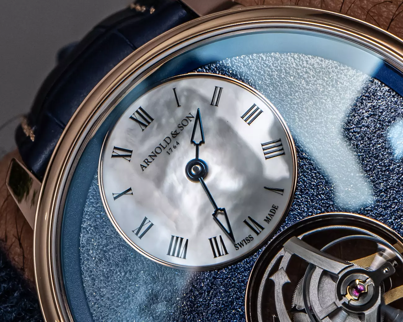 Manos a la obra: relojes Arnold & Son Ultrathin Tourbillon en dos nuevos metales preciosos 1166_5
