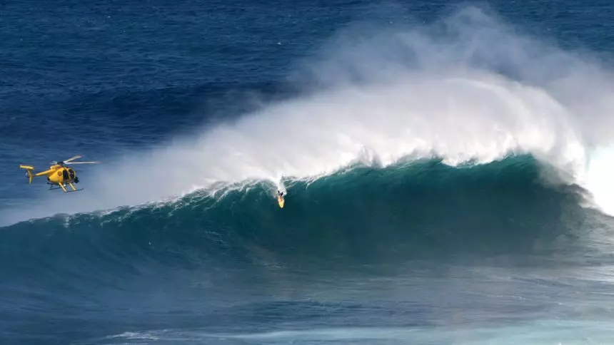 Kai Lenny duke surfuar nofullat me një TAG Heier Aquaracer