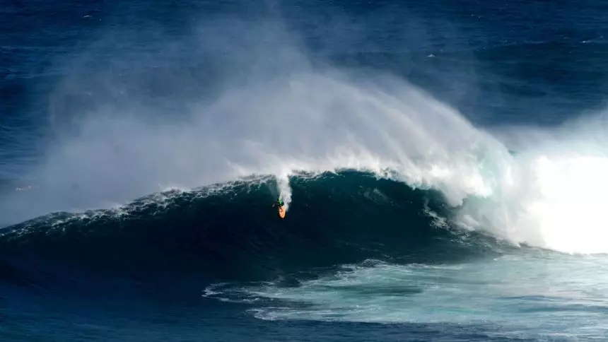 Kai Lenny duke surfuar nofullat me një TAG Heier Aquaracer