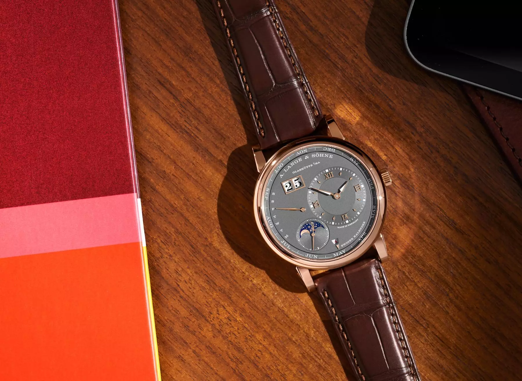 A. Lange आणि Söhne ने पदार्पण केले Lange 1 नवीन चळवळीसह कायमचे कॅलेंडर 13740_2