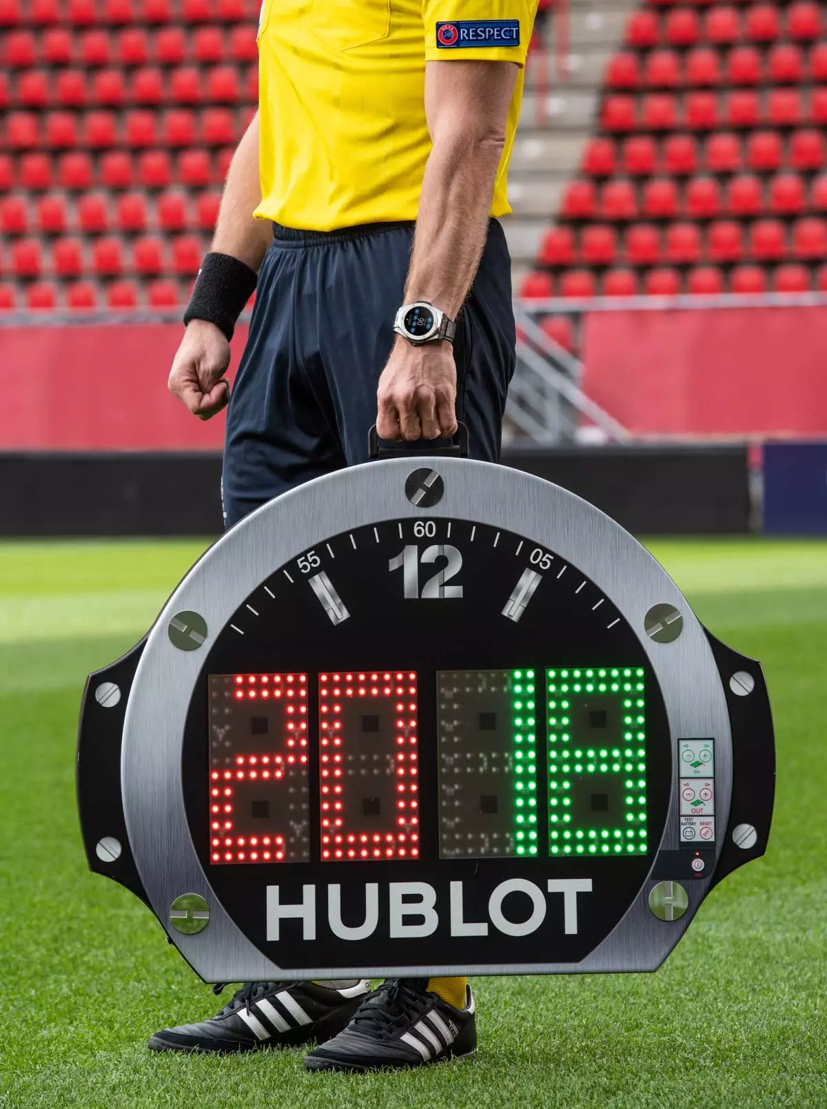 นาฬิกาอัจฉริยะสำหรับผู้ตัดสิน Hublot Big Bang จากการแข่งขัน FIFA World Cup Russia 2018 แบบลงมือปฏิบัติ 13943_2