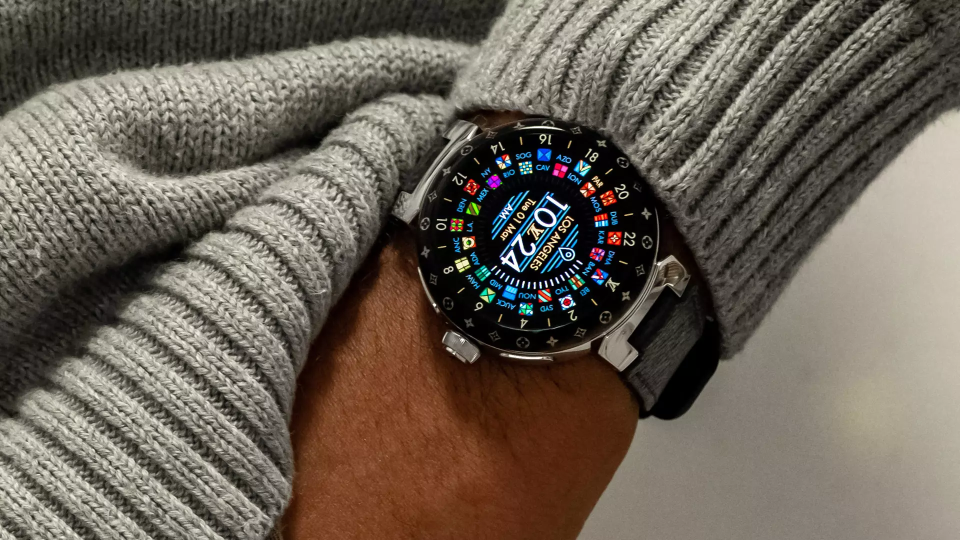 Praktisch mit der luxuriösen Smartwatch Tambour Horizon von Louis Vuitton