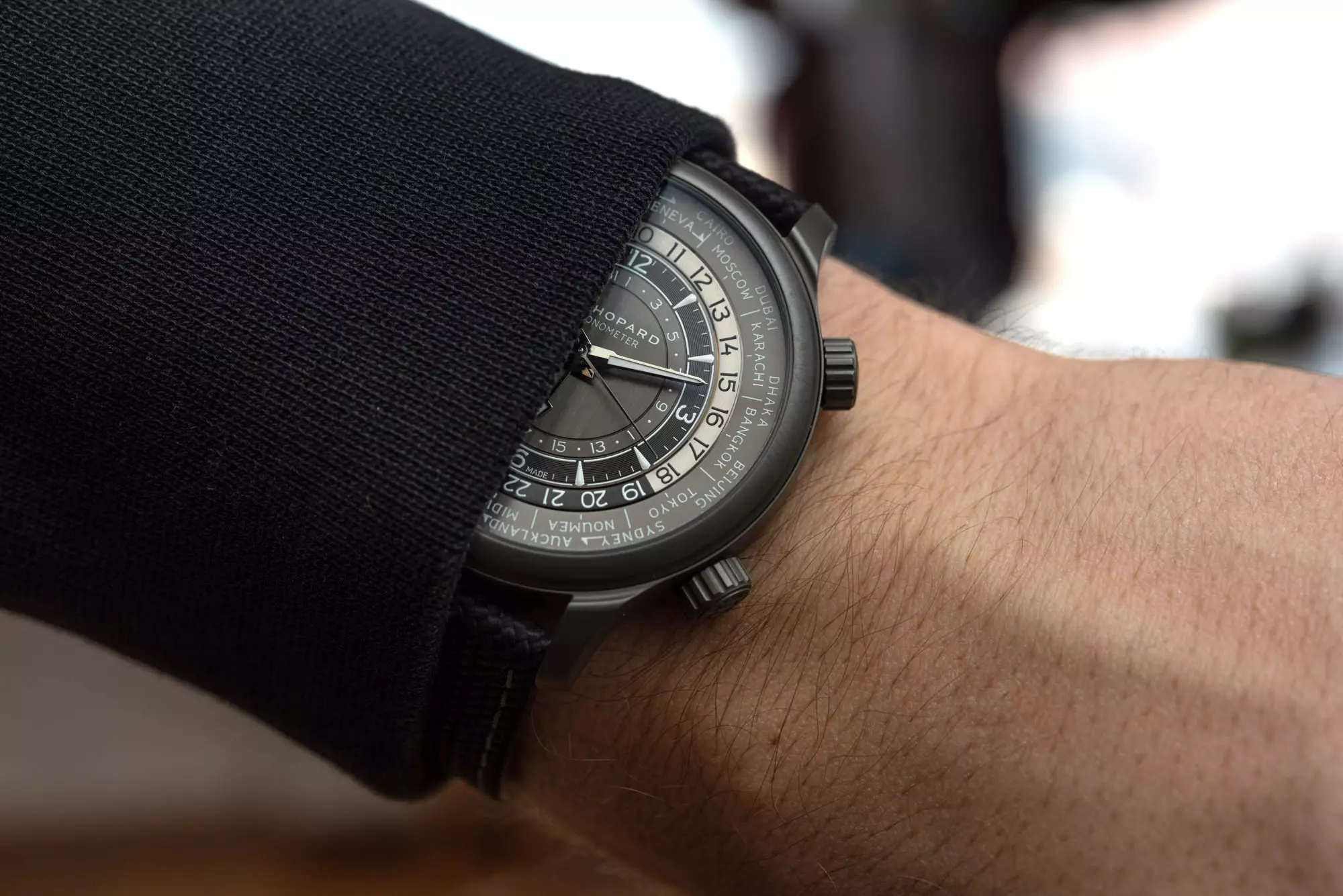 Recensione dell'orologio: Chopard L.U.C Time Traveller One Black in titanio ceramizzato 1502_10