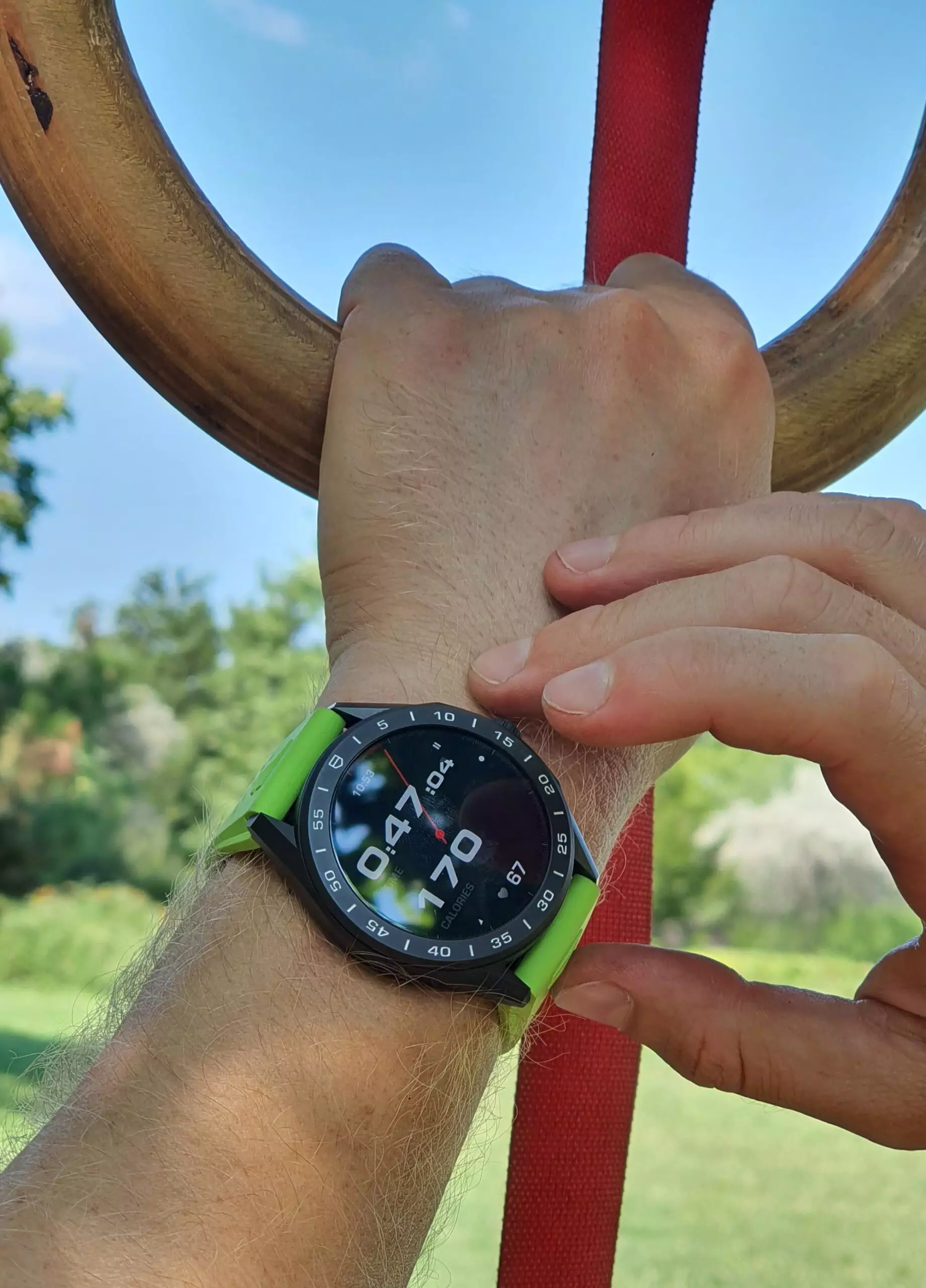 Duban Bita: TAG Heuer Haɗe Titanium Smartwatch Don 2021 150_9