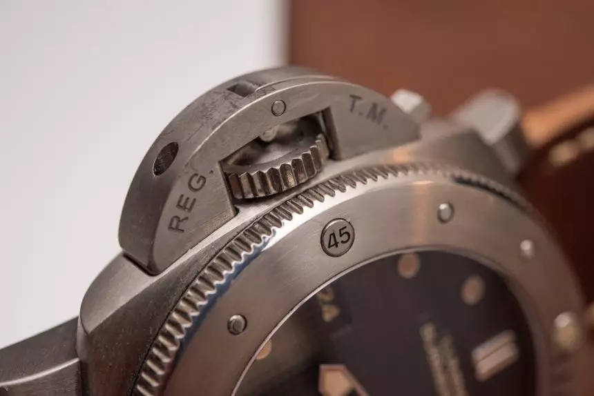 Panerai-Luminor-Summersible-Left-Handed-Titanio-PAM569-aBlogtoWatch-6