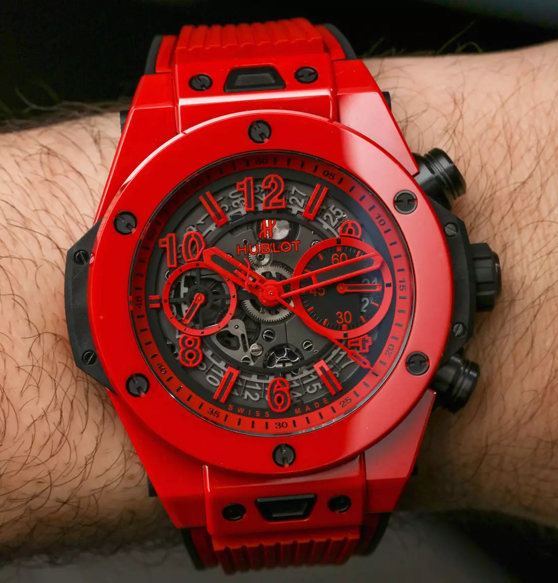 Снимка на китката на Hublot Big Bang UNICO Red Magic Ceramic Watch