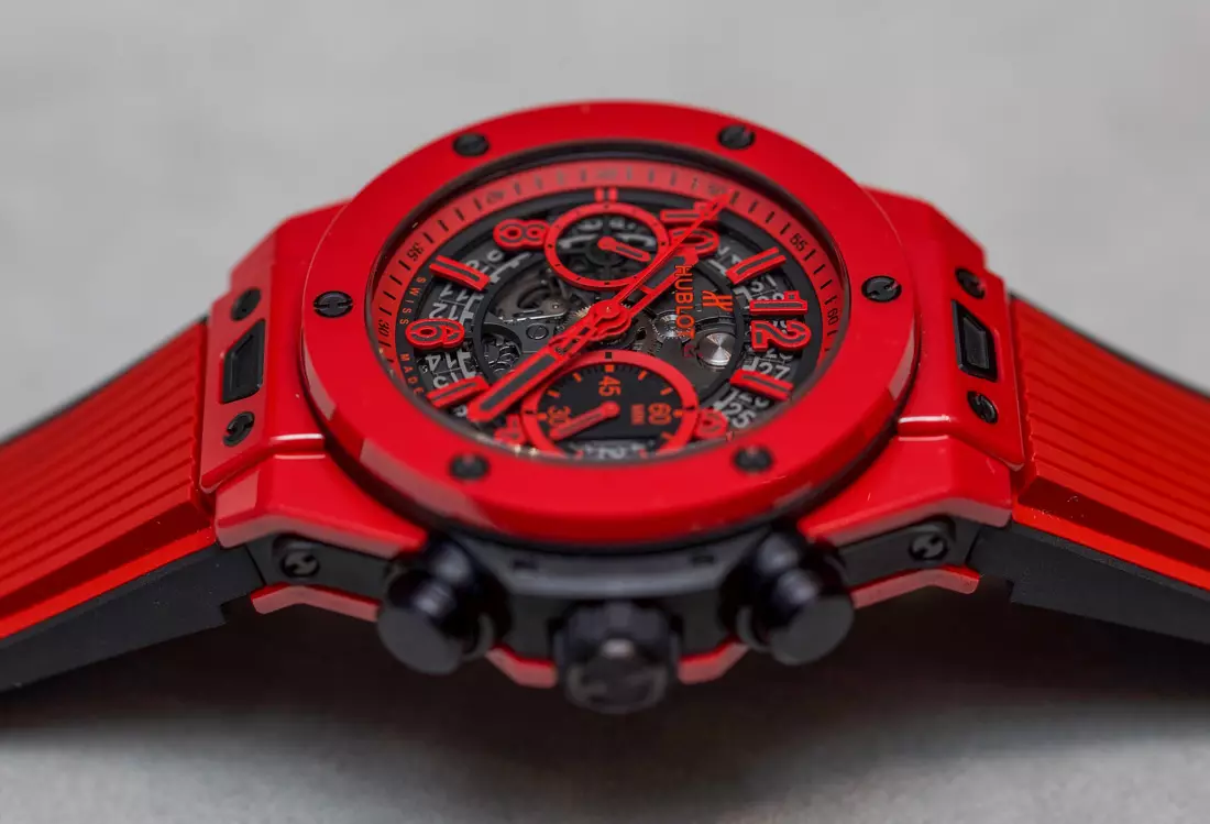 Hublot Big Bang UNICO Red Magic Ceramic Kellon kruunu ja työntimet.