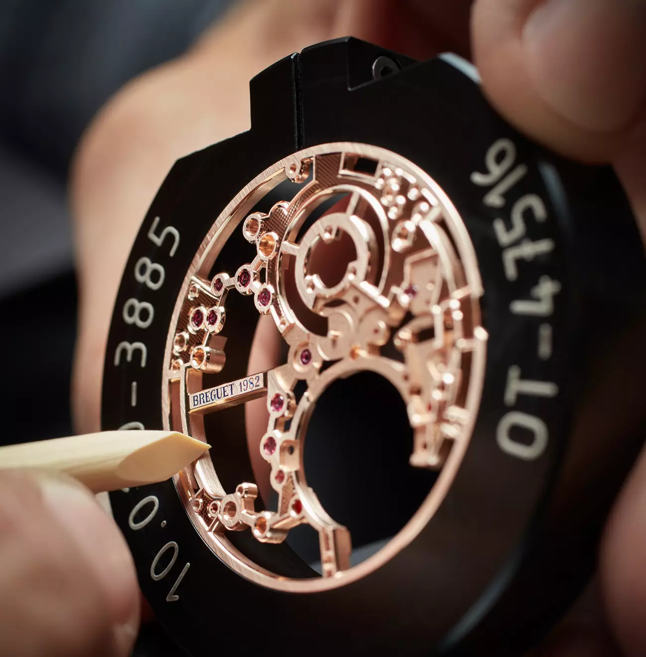 L'orologio Breguet Classique Tourbillon Extra-Plat Squelette 5395 è tecnico, artistico e sottile 19388_4