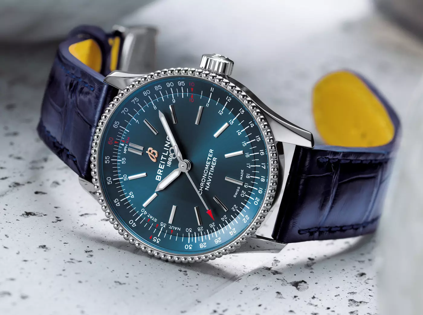 Breitling debutuje v kolekcii hodiniek Navitimer Automatic 35 pre ženy 19600_3