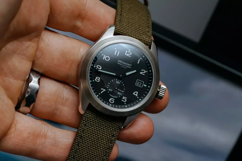 Bremont HMAF Broadsword in die hand