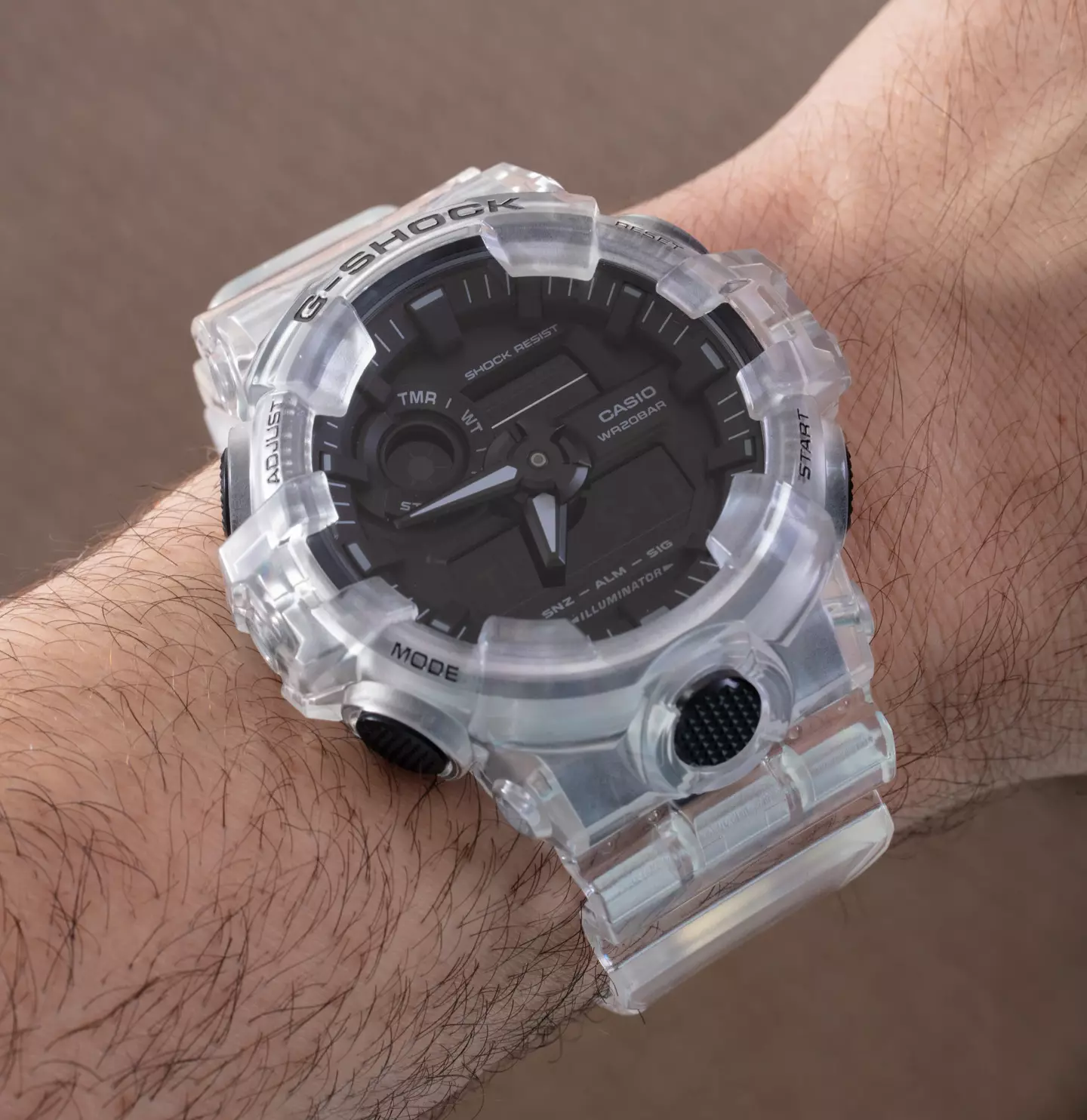 Z przezroczystego opakowania Casio G-Shock: wartość i zabawa z przezroczystym GA700SKE-7A 20559_1