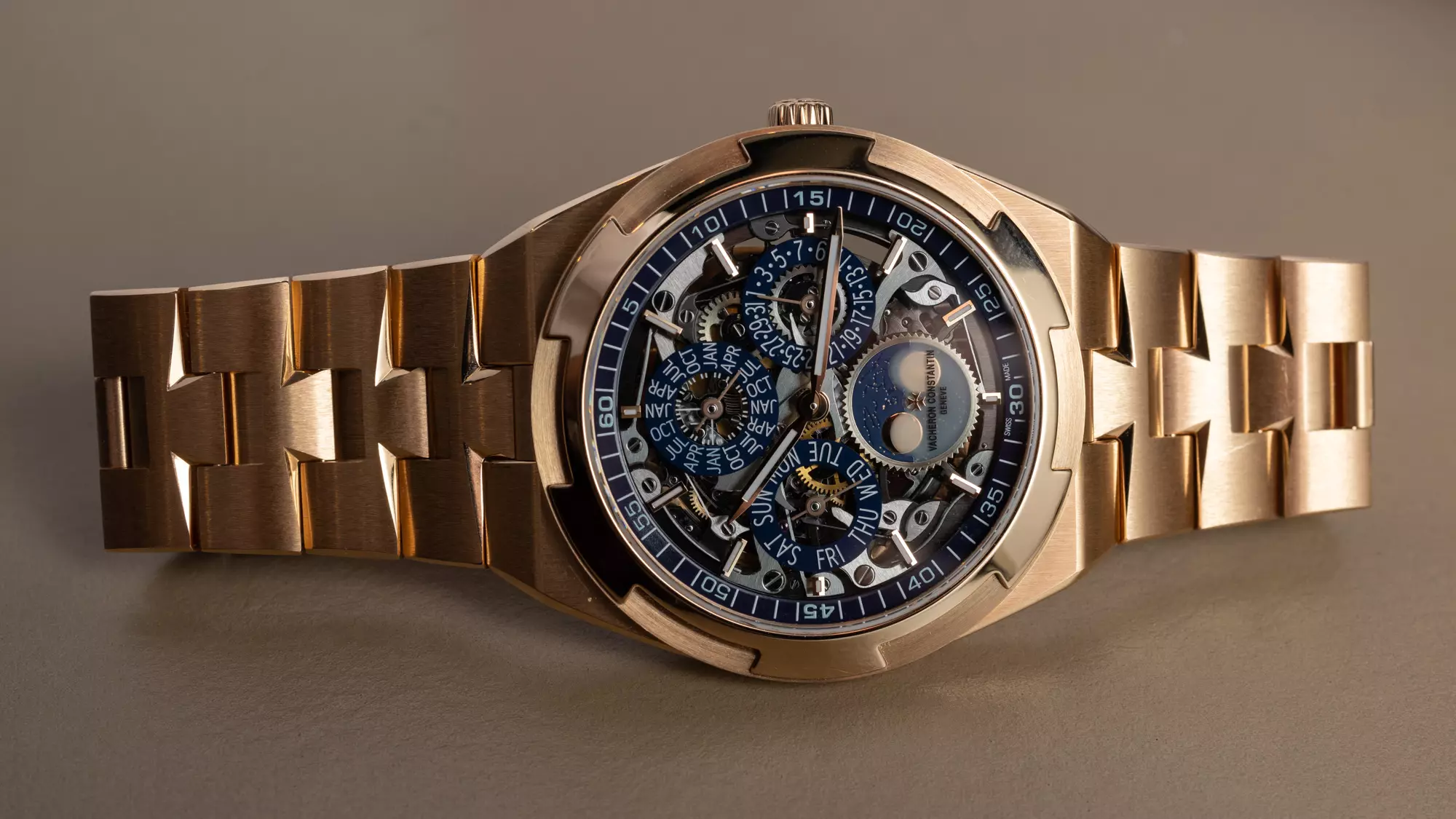 Praktinė priemonė: „Vacheron Constantin Overseas“ nuolatinis kalendorius, itin plonas skeletas, 18k rožinio aukso laikrodis 2153_2