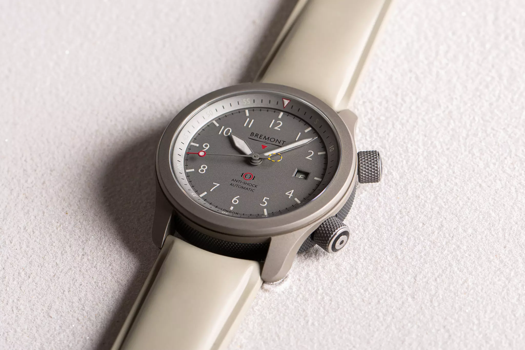 Bremont e Hlahisa Stealthy New MBII Savanna Pilot Watch ka Titanium 2159_2