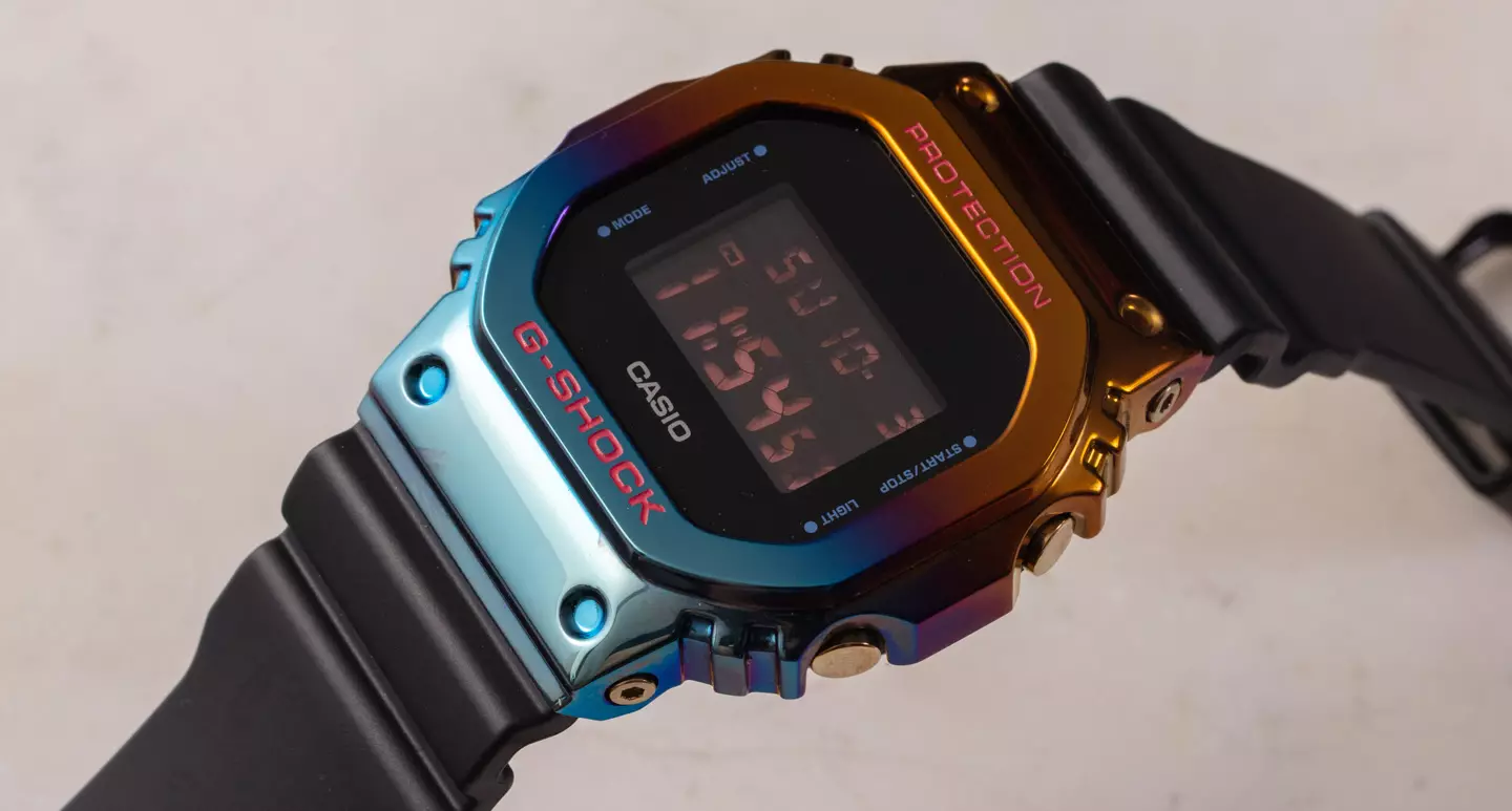 Қолданбалы: Casio G-Shock GM5600SN-1 'Tokyo Nights' кемпірқосақ сағаты