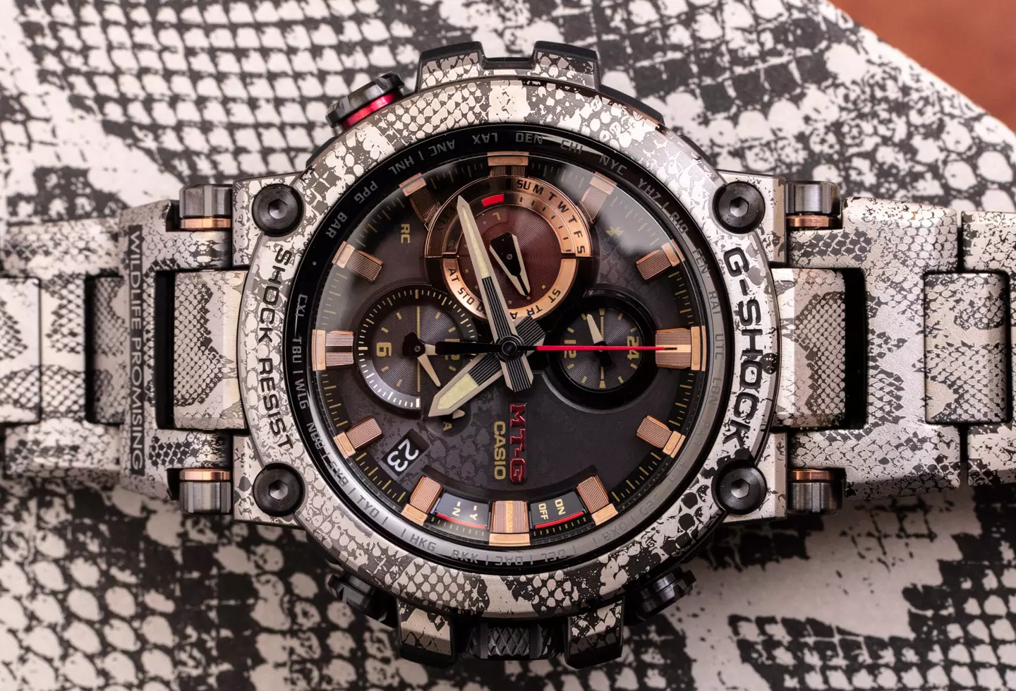 Práctico: reloj de metal con patrón de pitón "Wildlife Promising" de Casio G-Shock MT-G