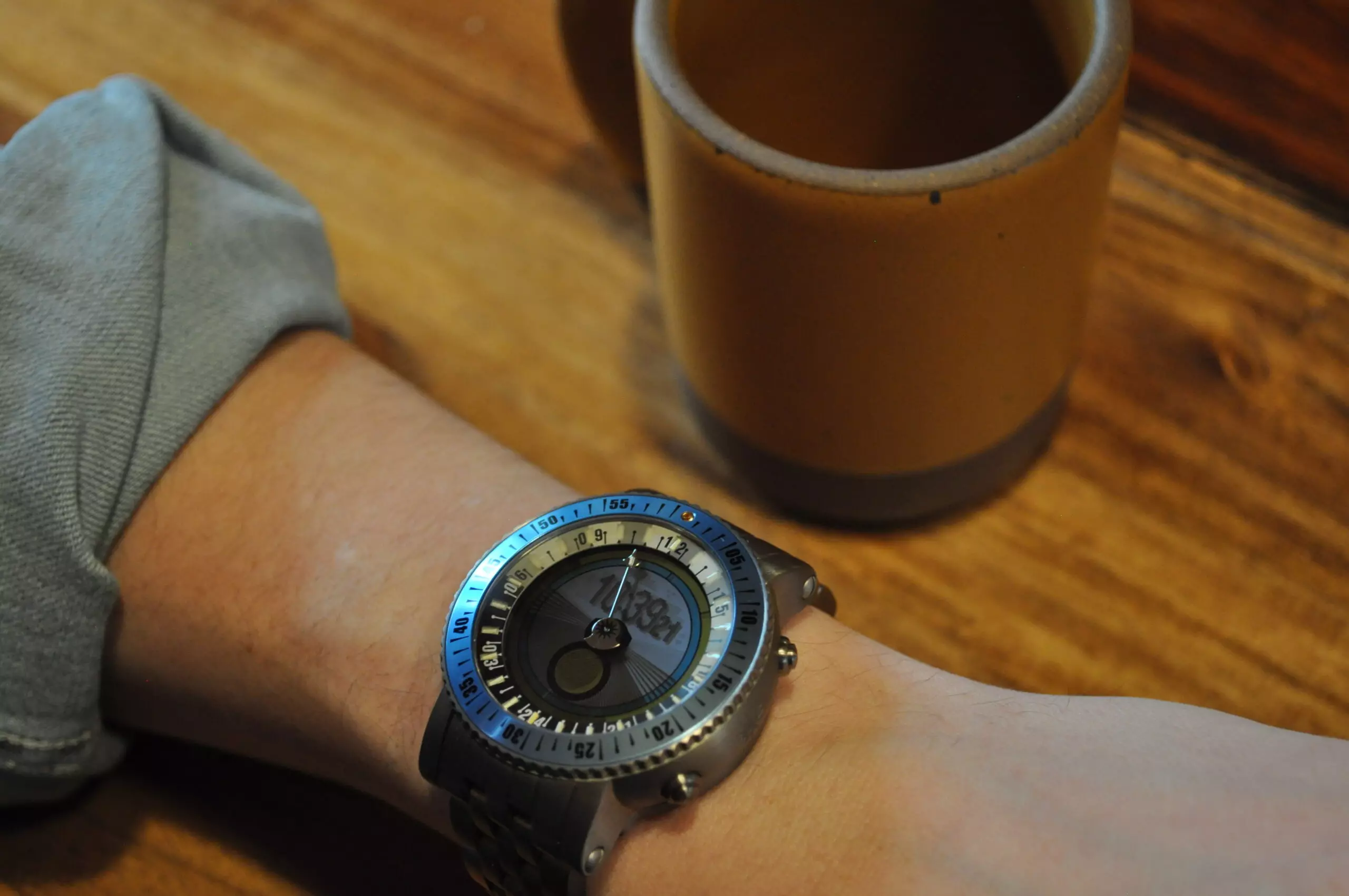 Hands-On with the Yes WorldWatch V7: ການເບິ່ງແບບງ່າຍໆຢູ່ທີ່ໂມງທີ່ສັບສົນ 2250_2