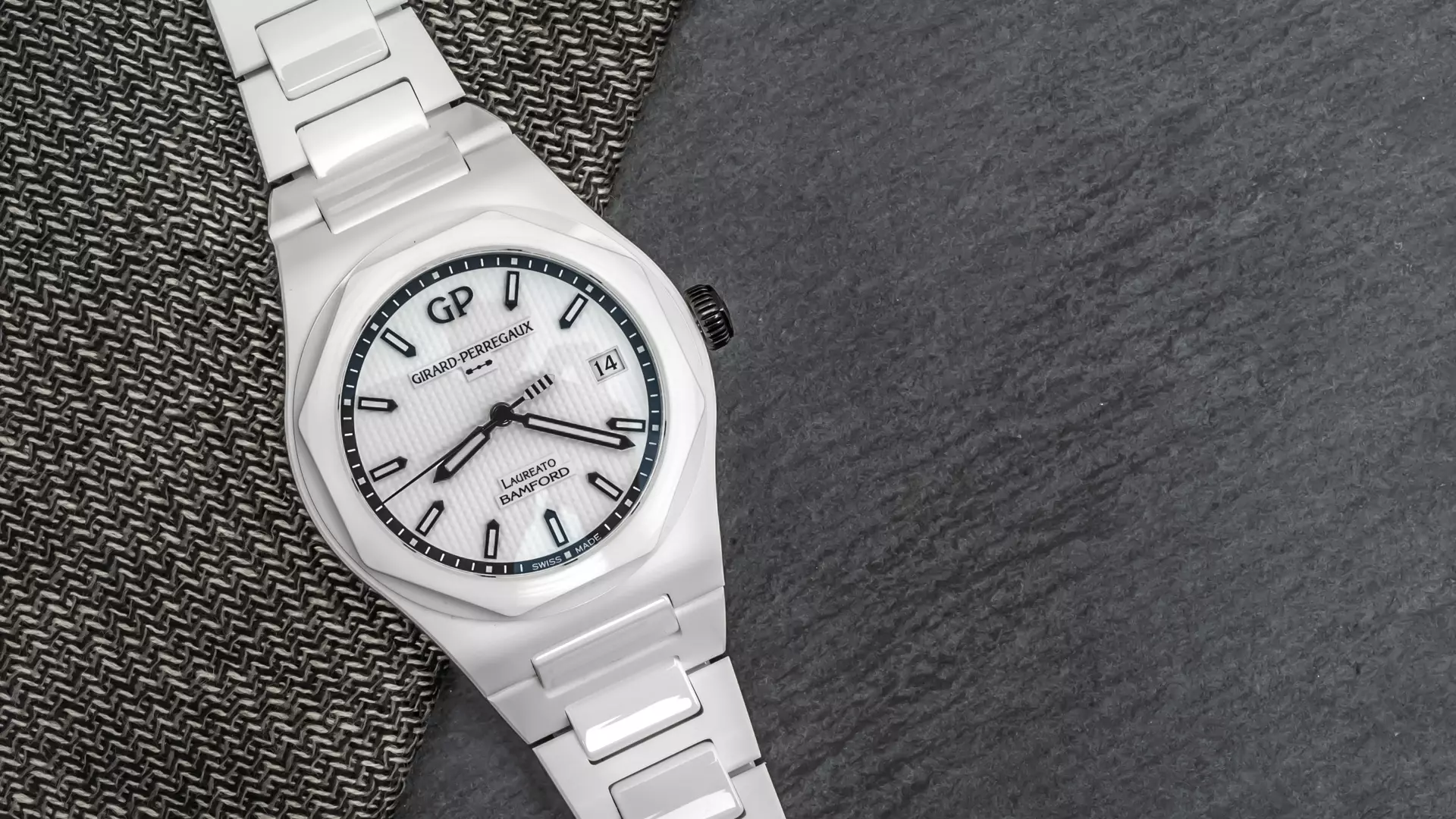 실습: Girard-Perregaux & Bamford 데뷔 Laureato 'Ghost' 리미티드 에디션, 올 화이트 세라믹 24625_1