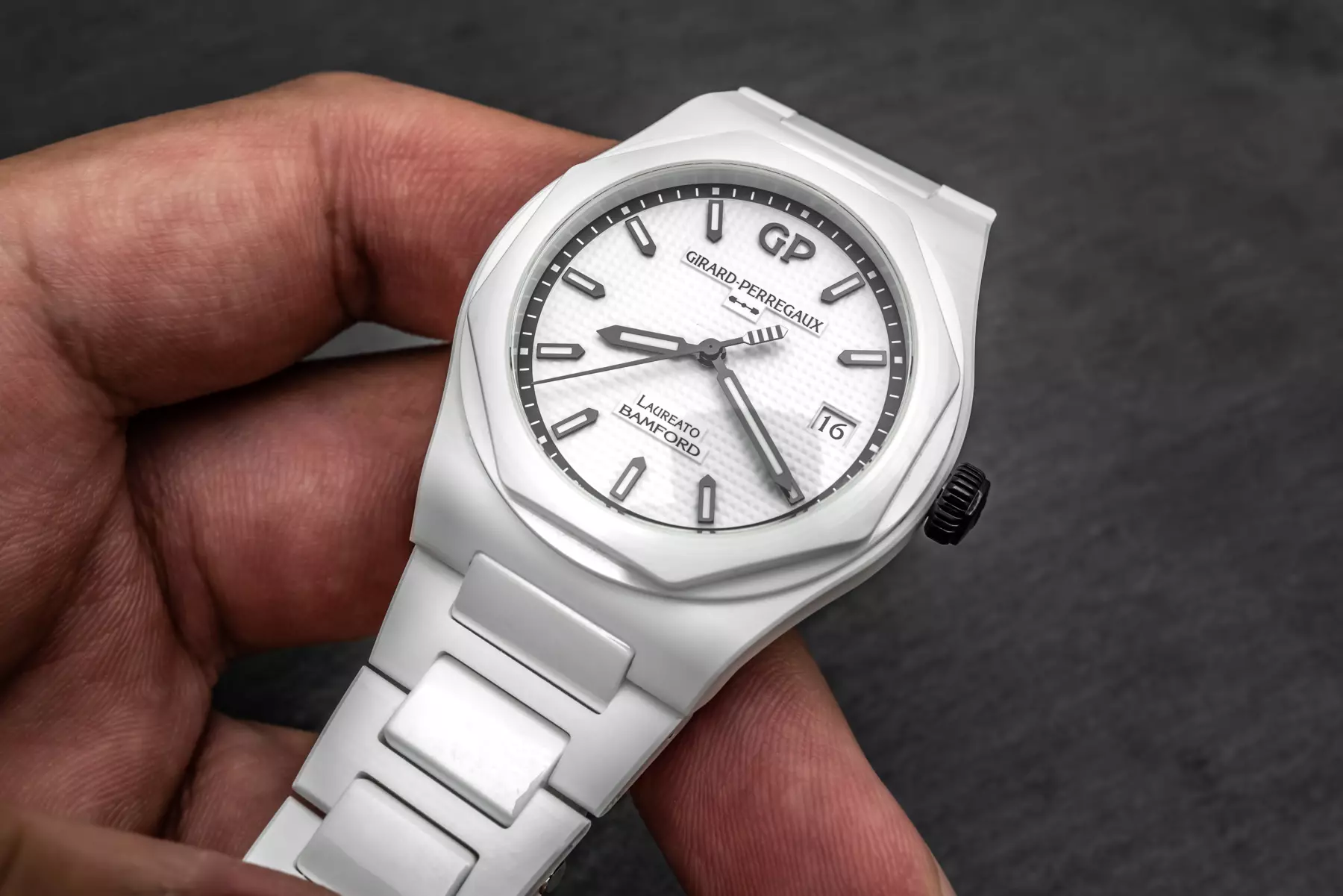 실습: Girard-Perregaux & Bamford 데뷔 Laureato 'Ghost' 리미티드 에디션, 올 화이트 세라믹 24625_8