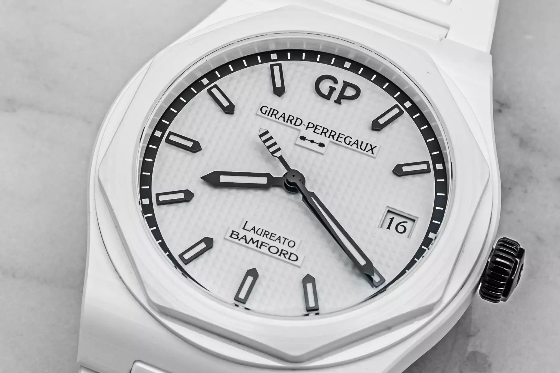 실습: Girard-Perregaux & Bamford 데뷔 Laureato 'Ghost' 리미티드 에디션, 올 화이트 세라믹 24625_9