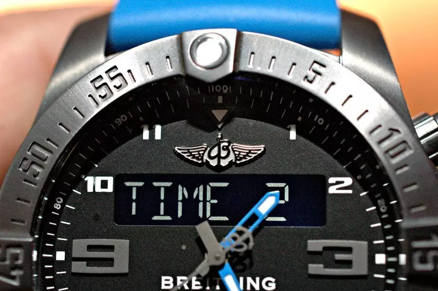 Breitling-Exospace-B55-కనెక్ట్-వాచ్-డిస్ప్లే-క్లోజప్