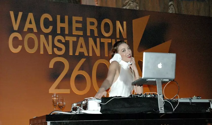 Die italienische DJ Mia Moretti unterhält die Gäste bei der Veranstaltung zum 260-jährigen Jubiläum