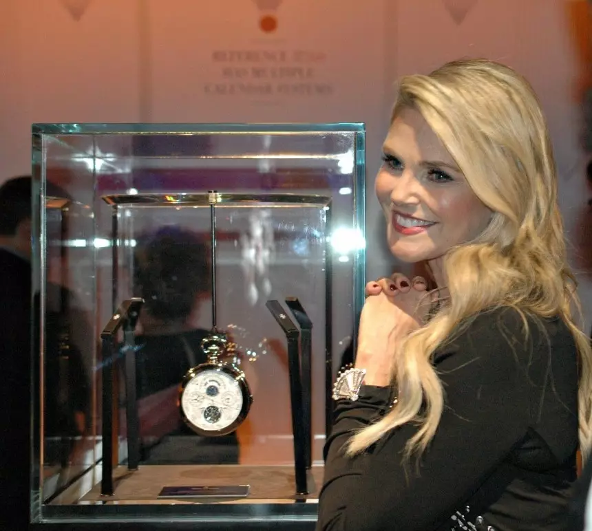 Supermodel Christie Brinkley nimmt an der Veranstaltung zum 260-jährigen Jubiläum von Vacheron Constantin teil und posiert mit der neuen Ref. 57260 Uhr