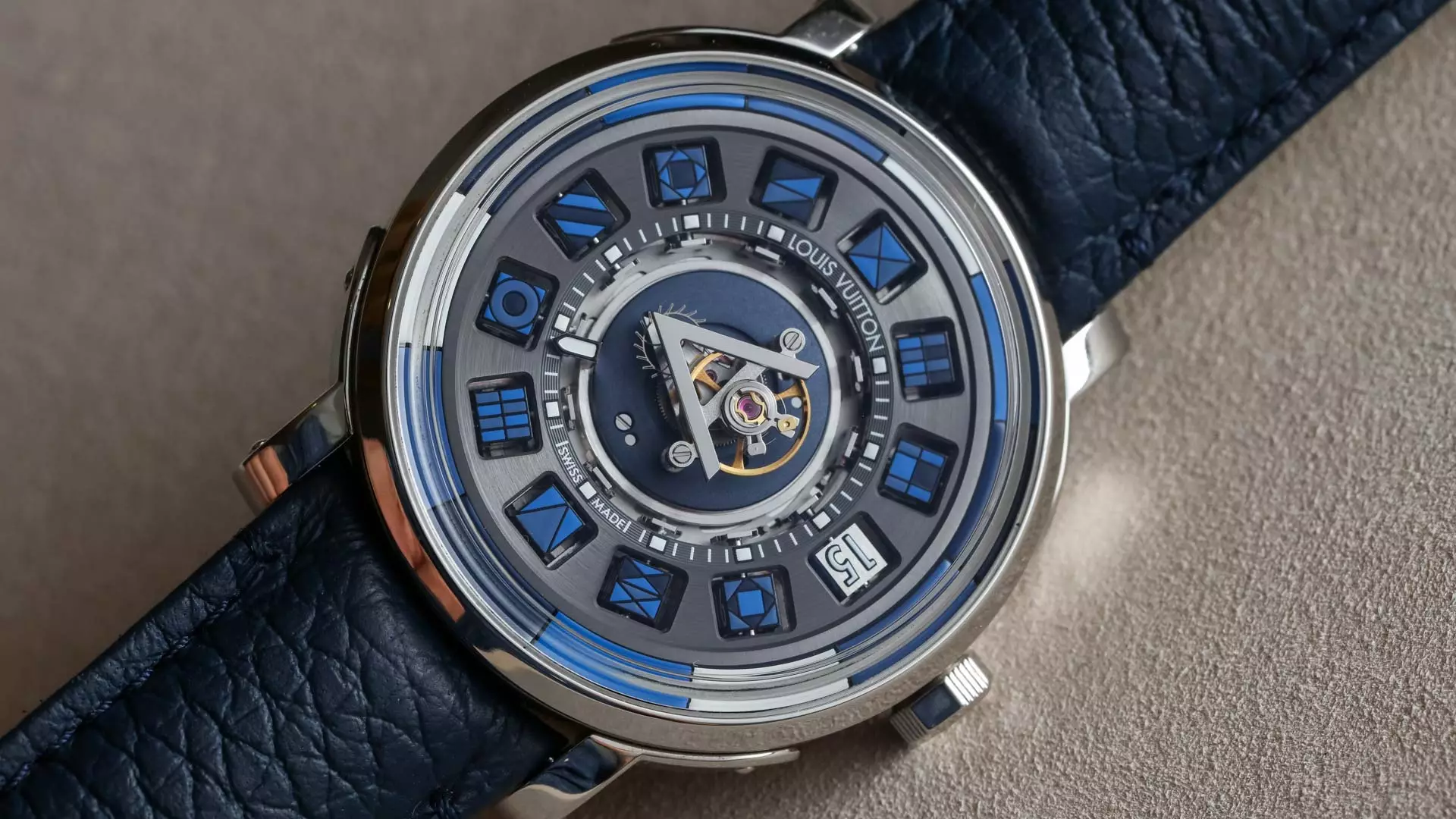 Louis Vuitton Escale Spin Time Tourbillon Erdiko Erloju Urdin Eskura