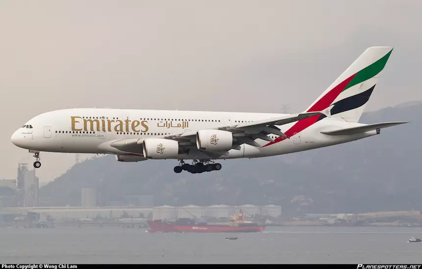 Emirates Airbus A380 inosvika muHong Kong. Chikwereti: Wong Chi Lam, planespotters.com