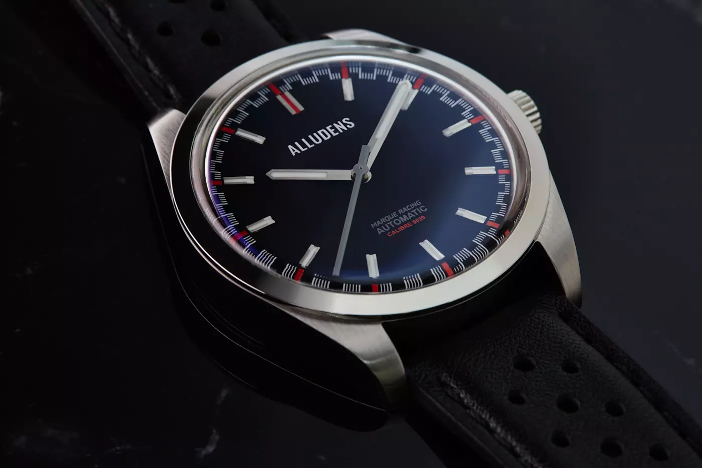 Alludens verbindet mit der neuen Marque Racing Watch eleganten Stil mit Renngeist