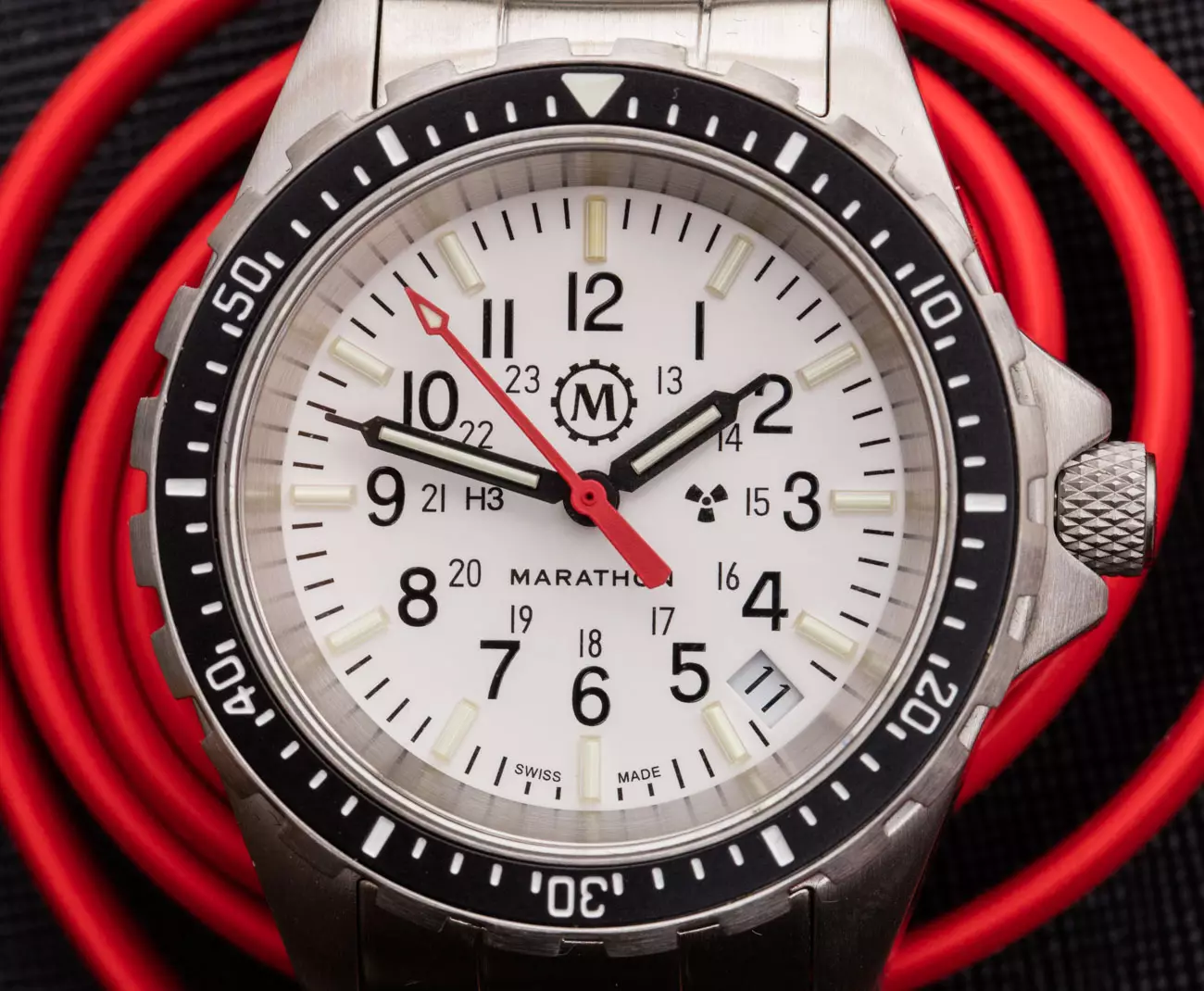 ساعة Marathon Medium Diver's Quartz White Dial ، العرض العملي لأول مرة 28533_3