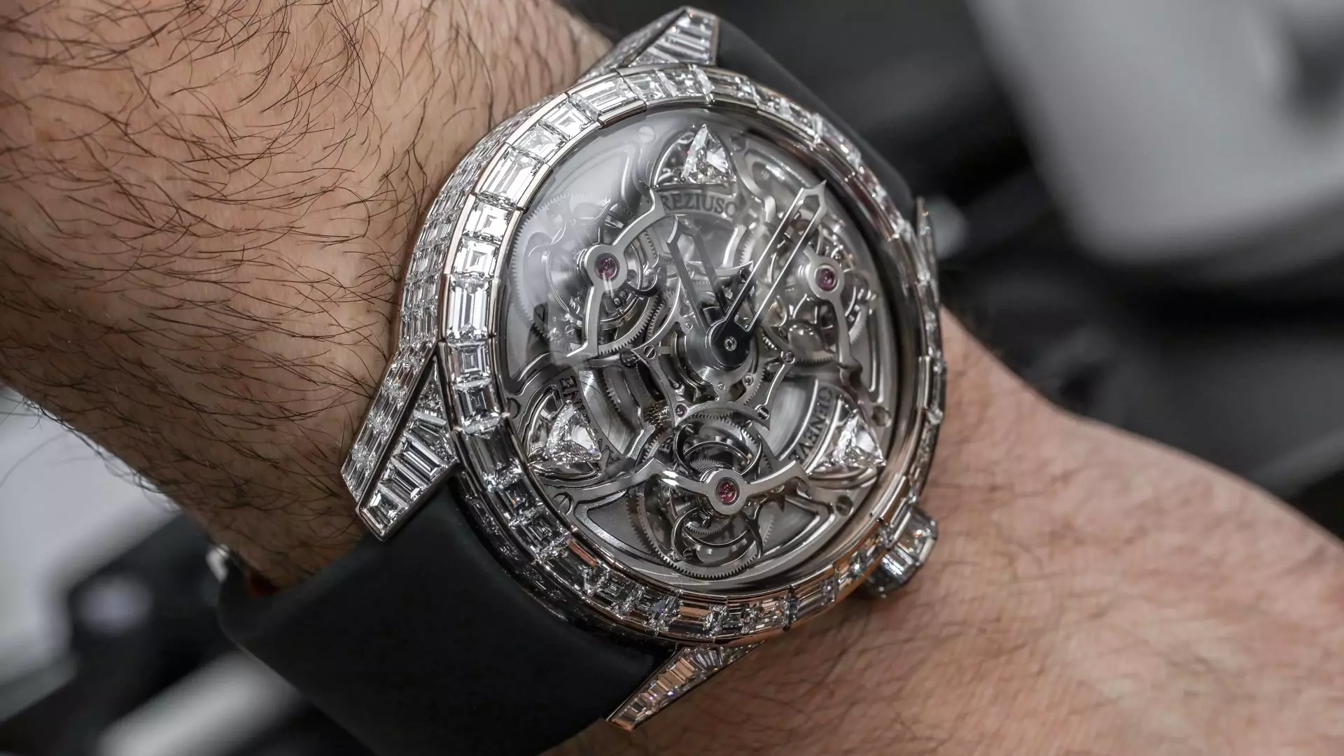 Praktika Kun La 1,200,000 USD Antoine Preziuso Triliono Turbillono De Tourbillons 24-Karataj Diamanta Horloĝo