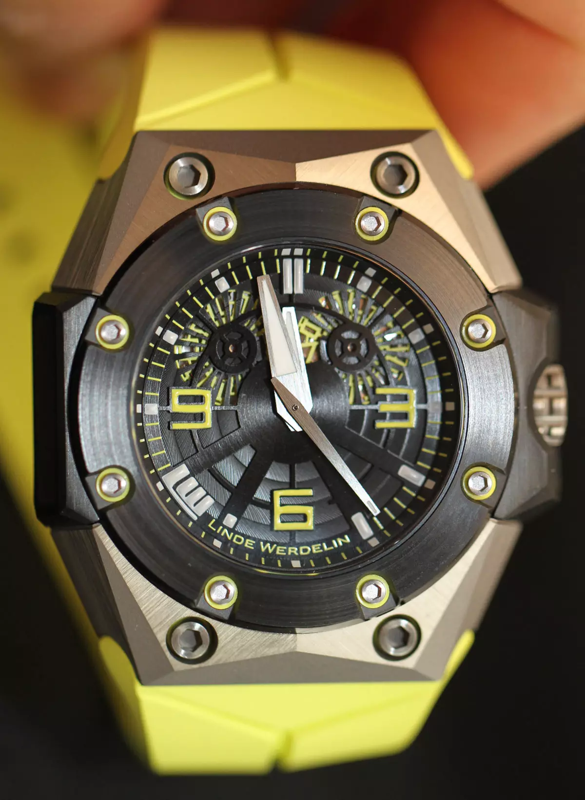 Linde-Werdelin-Oktopus-II-Double-date-watch-3