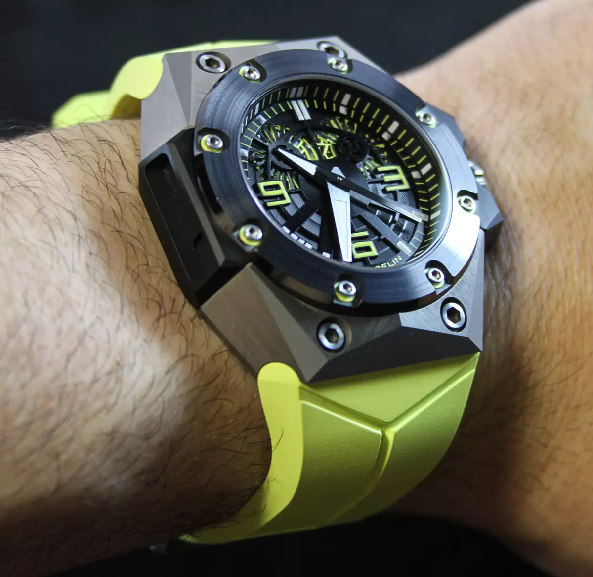 Linde-Werdelin-Oktopus-II-Double-Date-watch-22