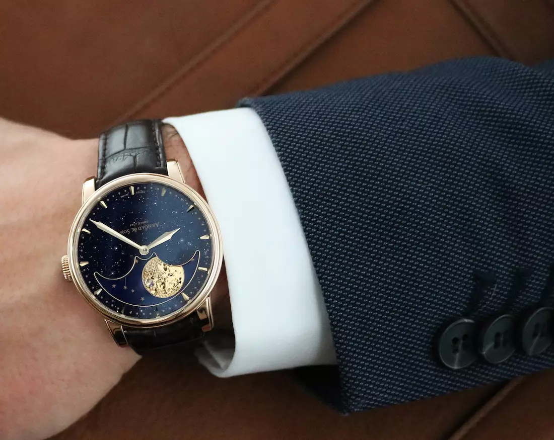 Арнолд-и-син-HM-Perpetual-Moon-Aventurine-Watch-Lifestyle-Suit