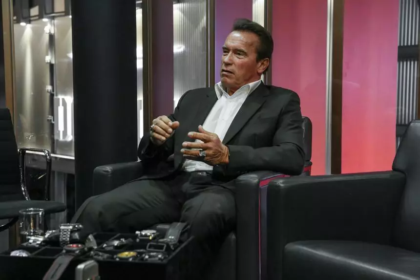 Arnold-Schwarzenegger-Arloġġi-għall-2015-aBlogtoWatch-9